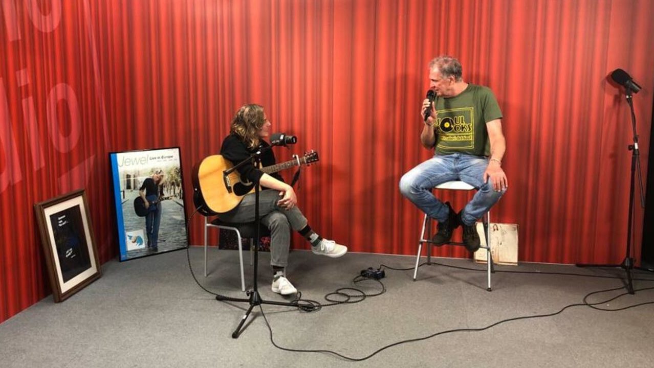 Alice Caronna: la talentuosa cantautrice romana si racconta a Radio Radio