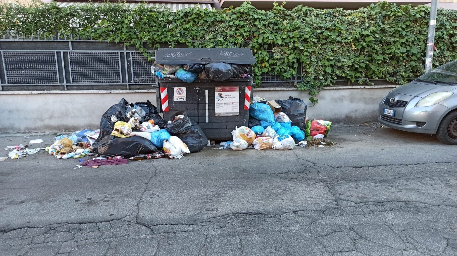 Emergenza rifiuti a Roma Cumuli di spazzatura invadono le strade della ...